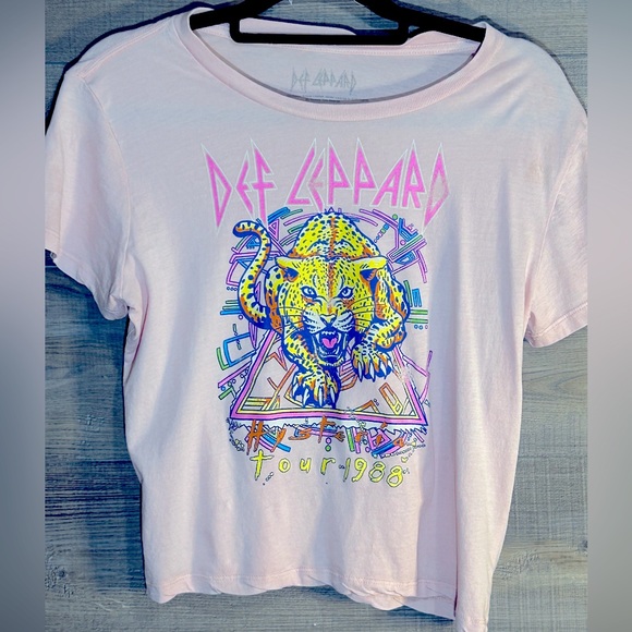 Def Leppard | Tops | Pink Def Leppard Crop Graphic Short Sleeve Tee | Poshmark